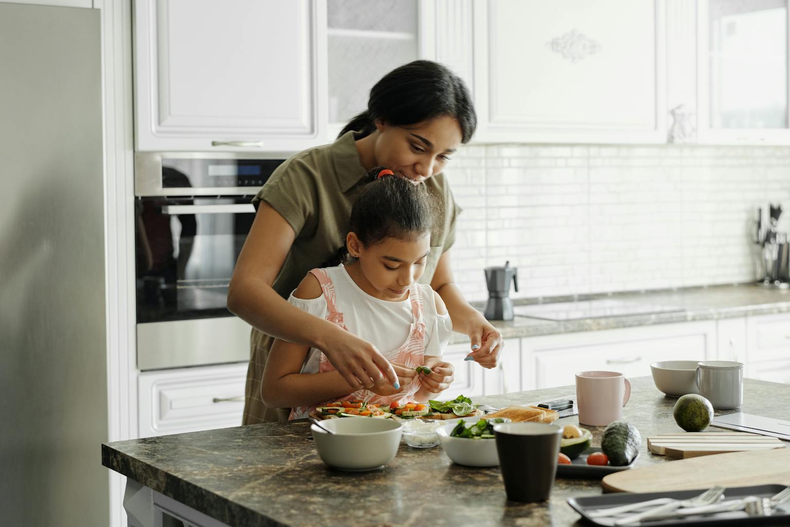 Working Moms vs Stay at Home Moms (SAHM): Pros and Cons